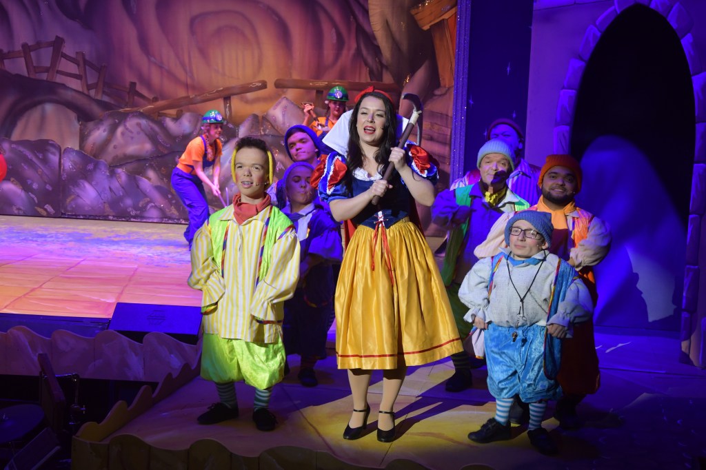 Snow White and the Seven Dwarfs, Anvil Arts Pantomime Review
